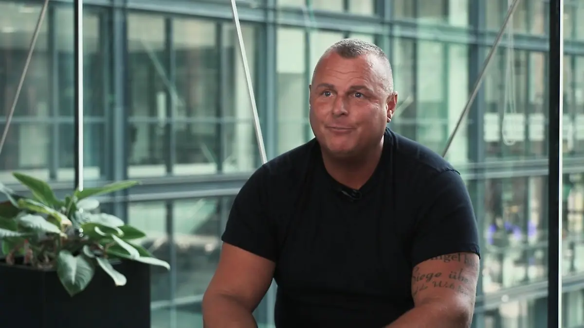 Böse Blicke für Gerhard Schröder von der Ex! Alt-Bundeskanzler taucht ...