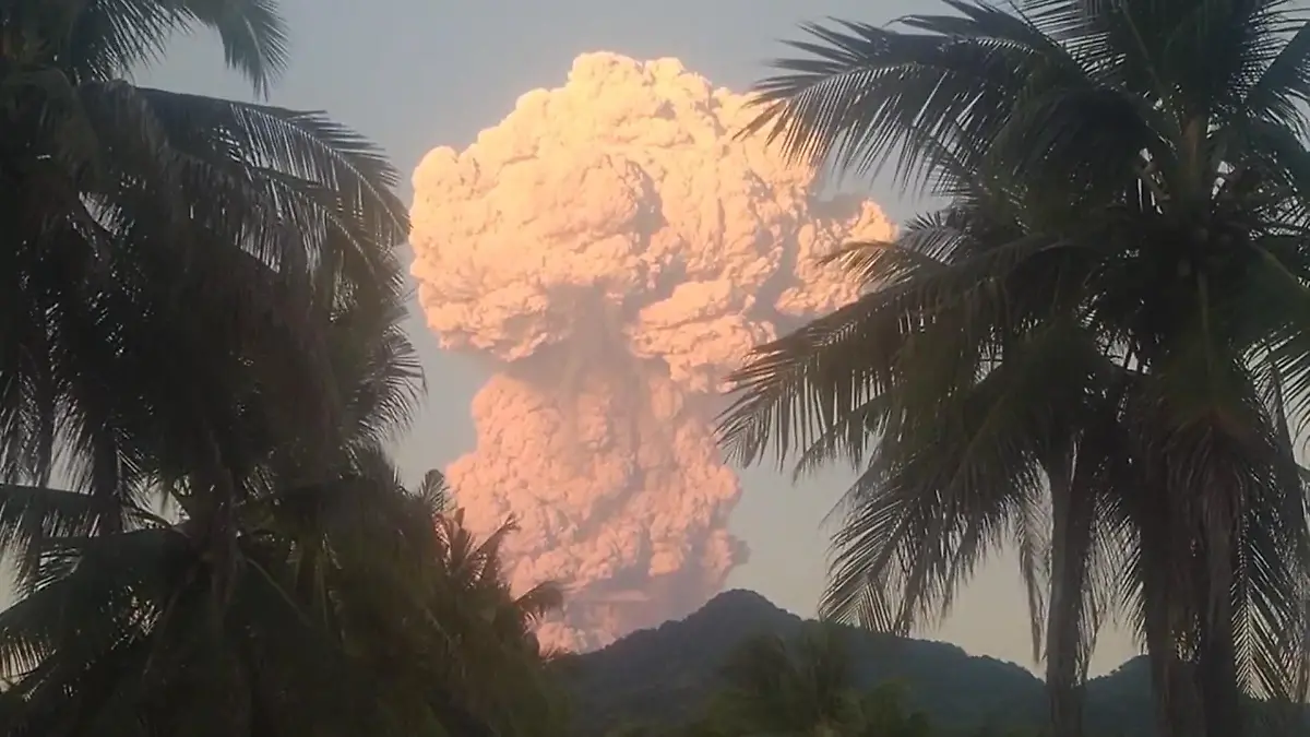 Vulkan ausgebrochen: Ätna spuckt Feuer und Rauch