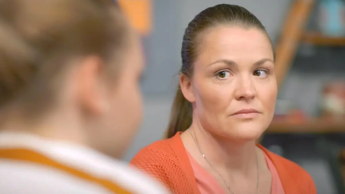 „Unter uns”-Vorschau am 02.07.25 im TV: Nadine gerät in Versuchung, Gunnar vor Ronja zu verraten