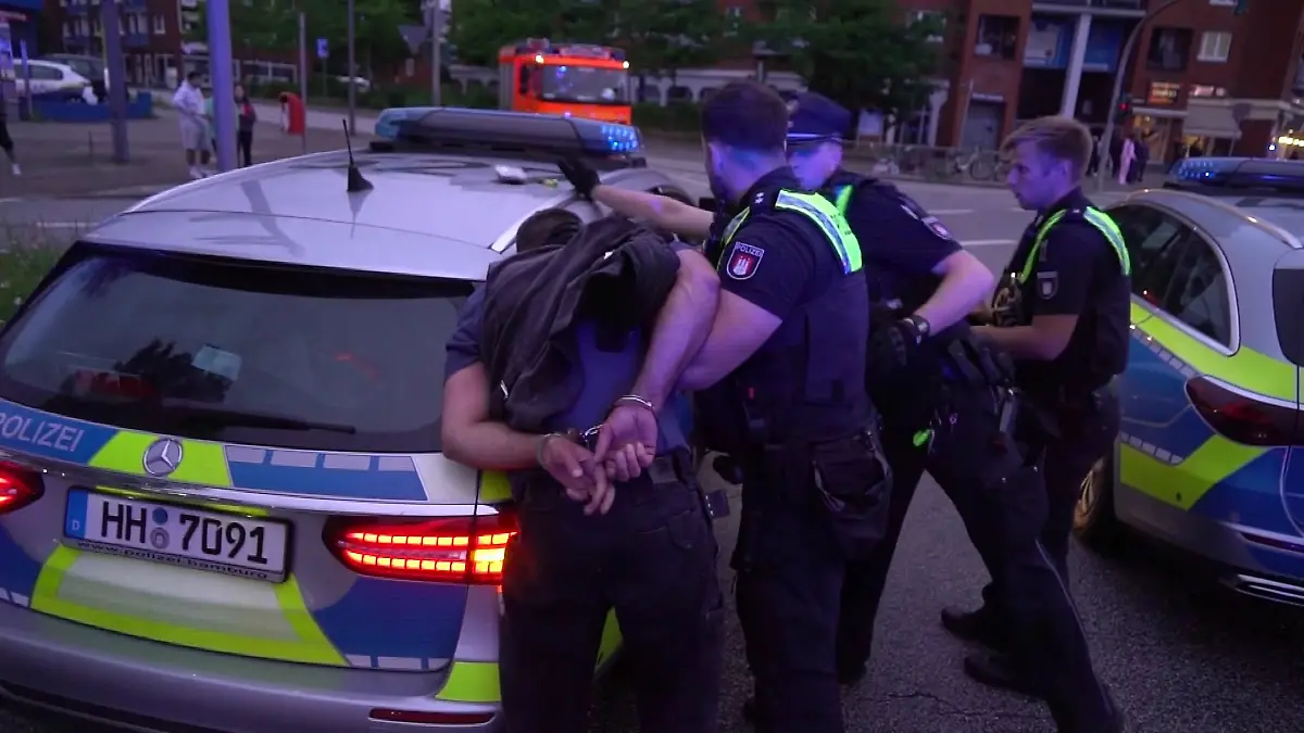 Hamburg: Unfall-Gaffer bedrängt Polizei – Festnahme!