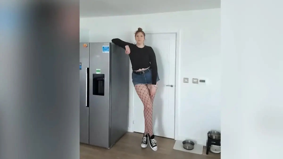 London: Katie Woolls ist zwei Meter groß – und begeistert OnlyFans