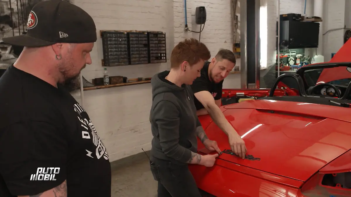 Bei Kieselbronn: E-Auto geht in Flammen auf – Beifahrer (24) stirbt bei Horror-Unfall