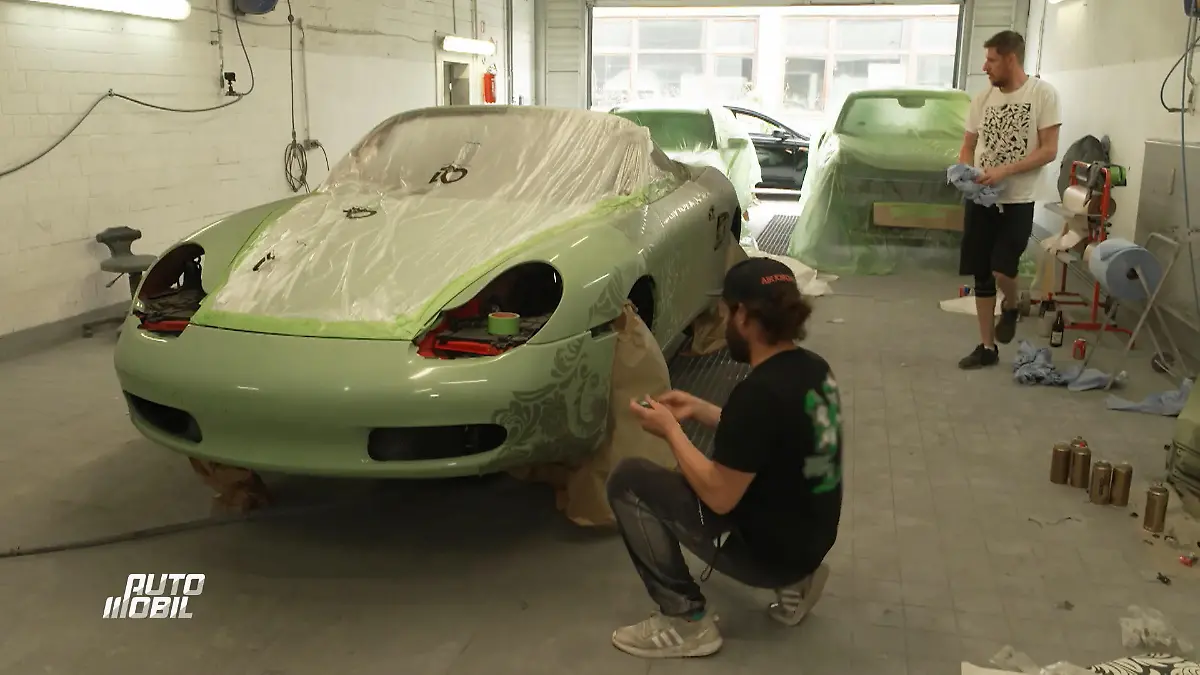 Bei Kieselbronn: E-Auto geht in Flammen auf – Beifahrer (24) stirbt bei Horror-Unfall