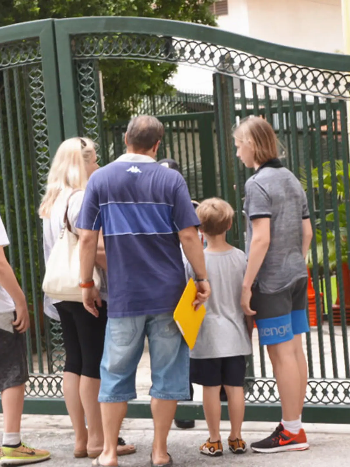 Im Robens-Studio: Deniz Gülpen kann nicht glauben, was sie da hört