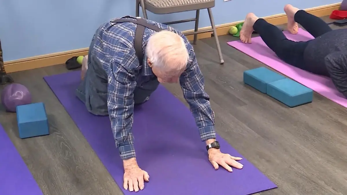 Mit 84 hat er angefangen: Fit durch Yoga: Wie dieser Mann 100 Jahre alt ...