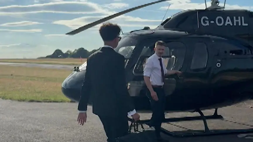 Die 6.000 zahlt er selbst!: Teenie-Bond (16) fliegt mit Heli zum ...