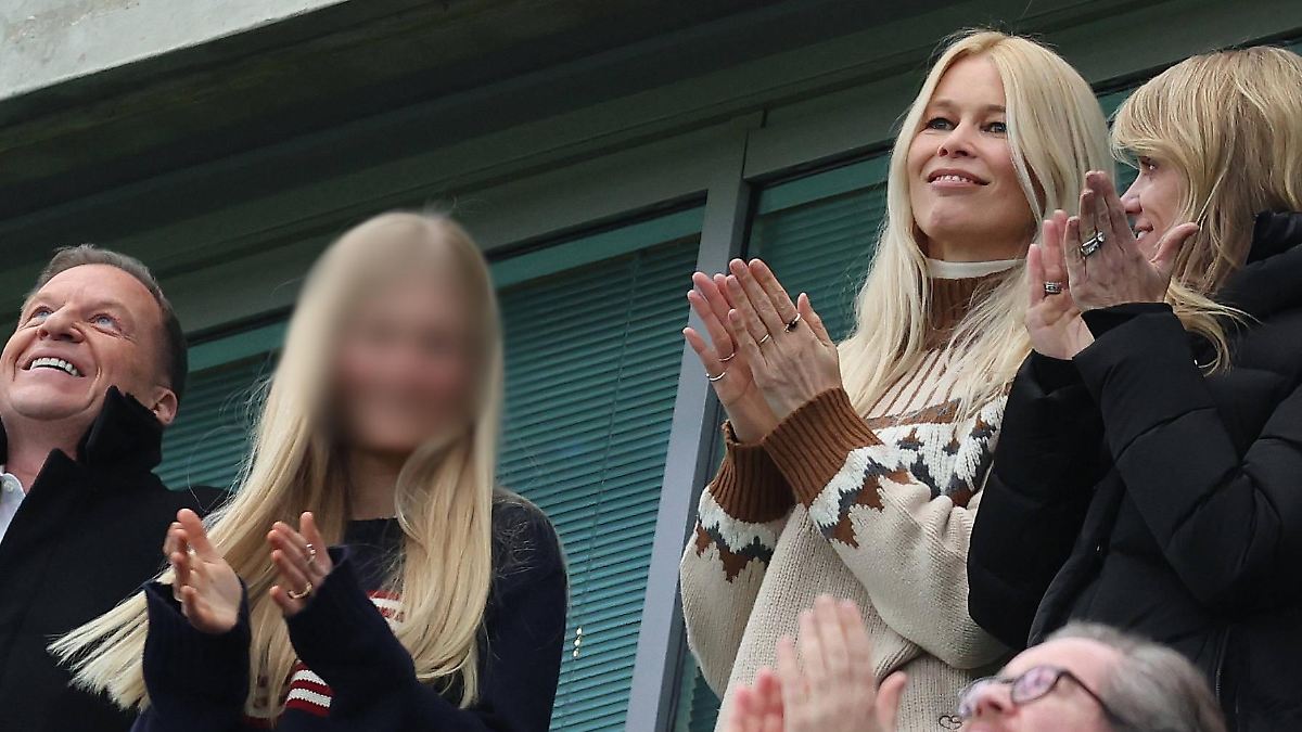 Überraschung! Claudia Schiffer besucht Fußballspiel mit 12-jähriger ...
