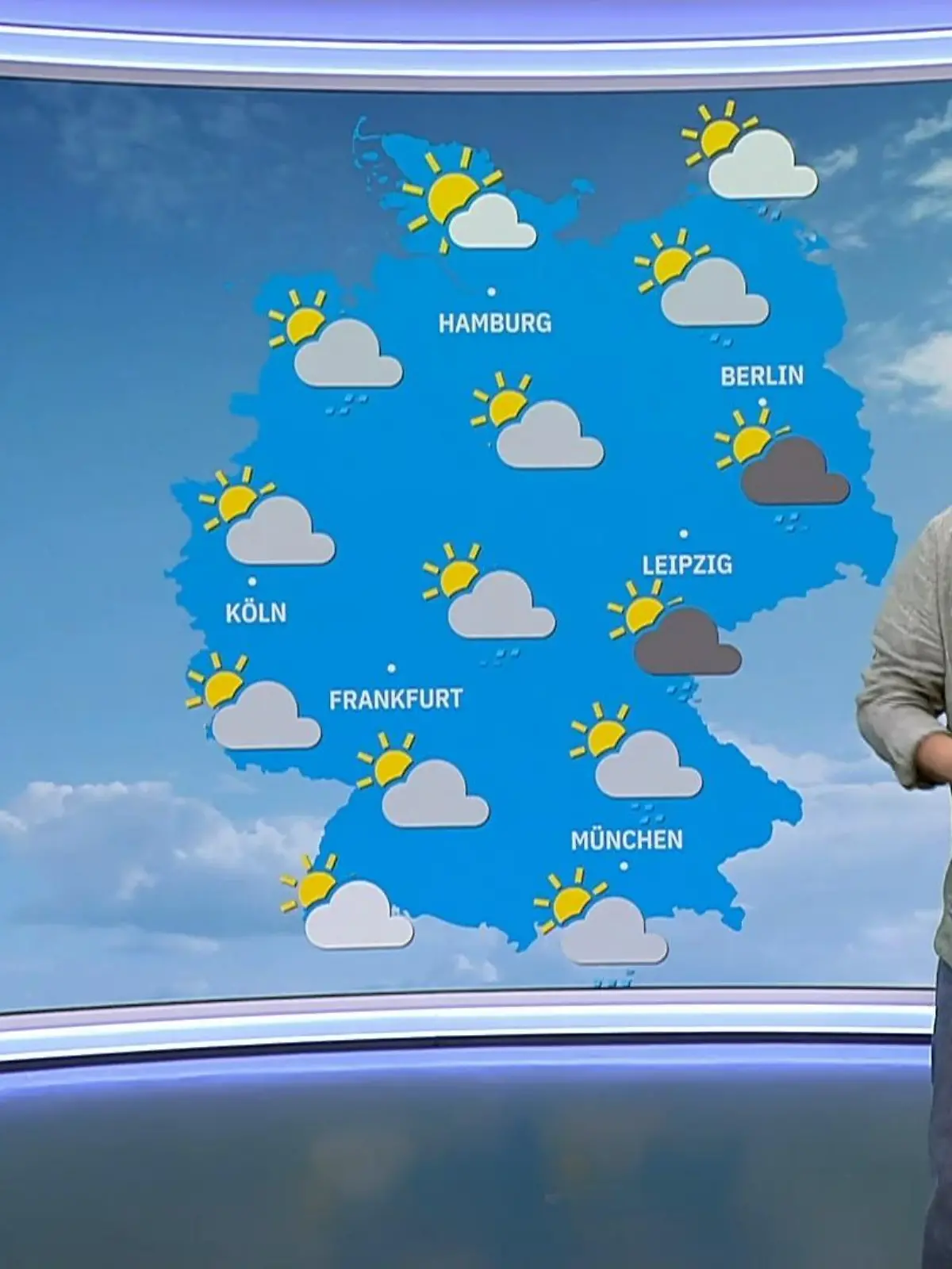 Frauen wollen nur DAS retten: Luxus-Yacht sinkt vor Küste – Bikini ...