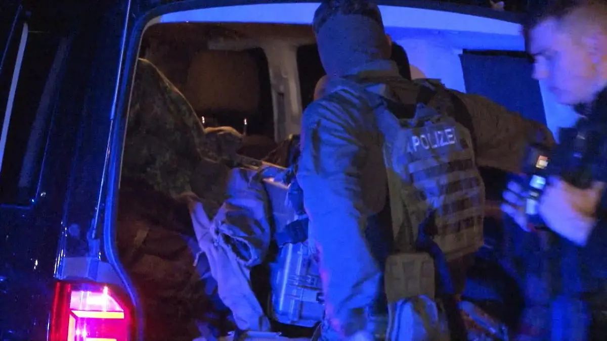 Autobahn stundenlang gesperrt: SEK-Einsatz: Bewaffneter Mann auf A10 überwältigt