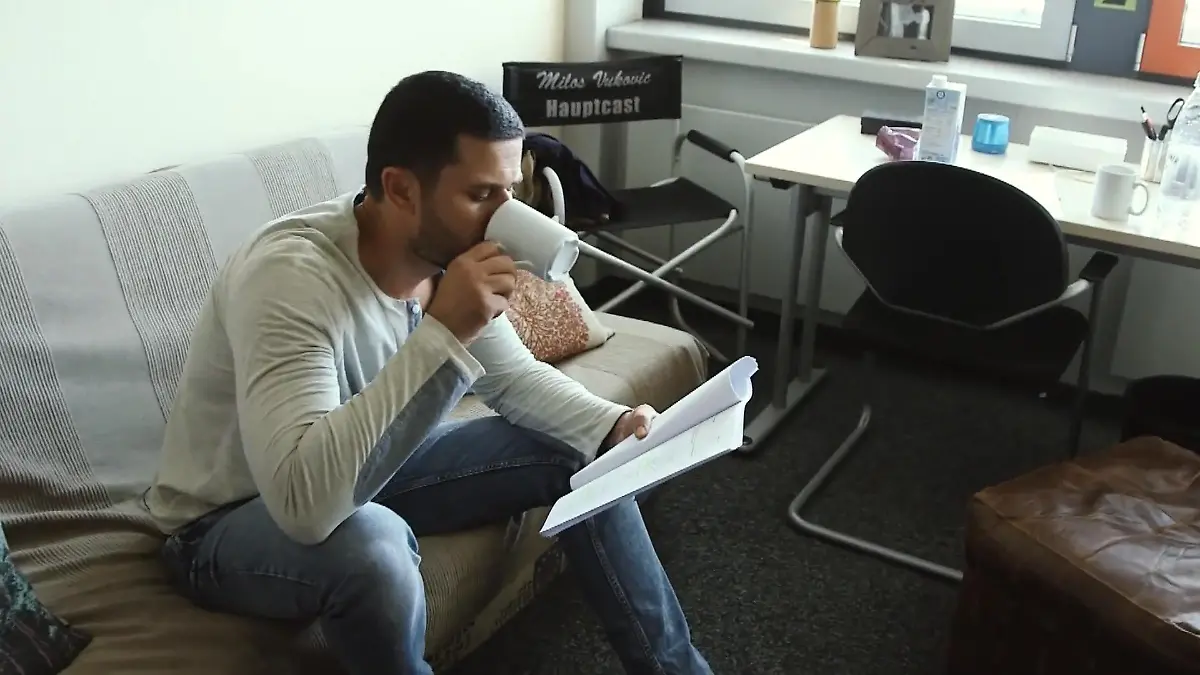 "Unter uns"-Star Miloš Vuković zeigt: So läuft ein Tag am Set ab