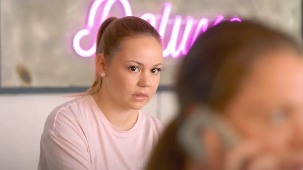 „Unter uns”-Vorschau am 28.07.25 im TV: Findet Ronja heraus, wer Nadines geheimer Lover ist?