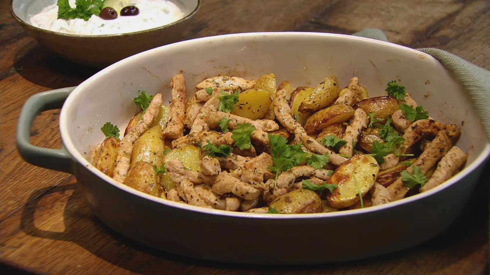 Gyros-Kartoffel-Pfanne mit Zaziki – das Rezept aus "essen & trinken ...