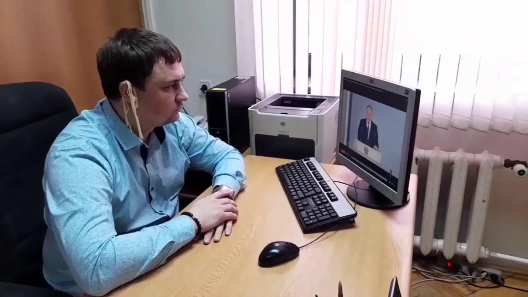 Russischer Politiker schaut Putin-Rede mit Nudeln auf den Ohren - jetzt ...