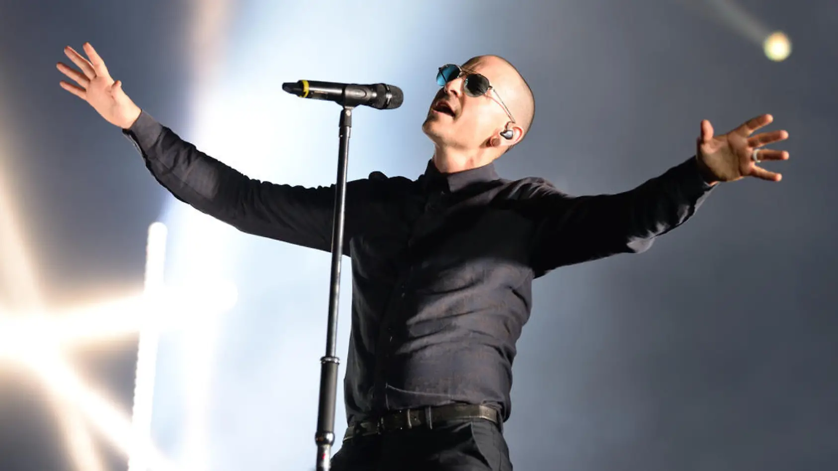 Jaime Bennington singt die Songs seines verstorbenen Vaters Chester ...