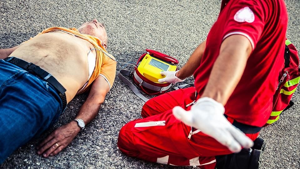 Gesundheitslexikon: Was ist ein Defibrillator und wie wird er benutzt?