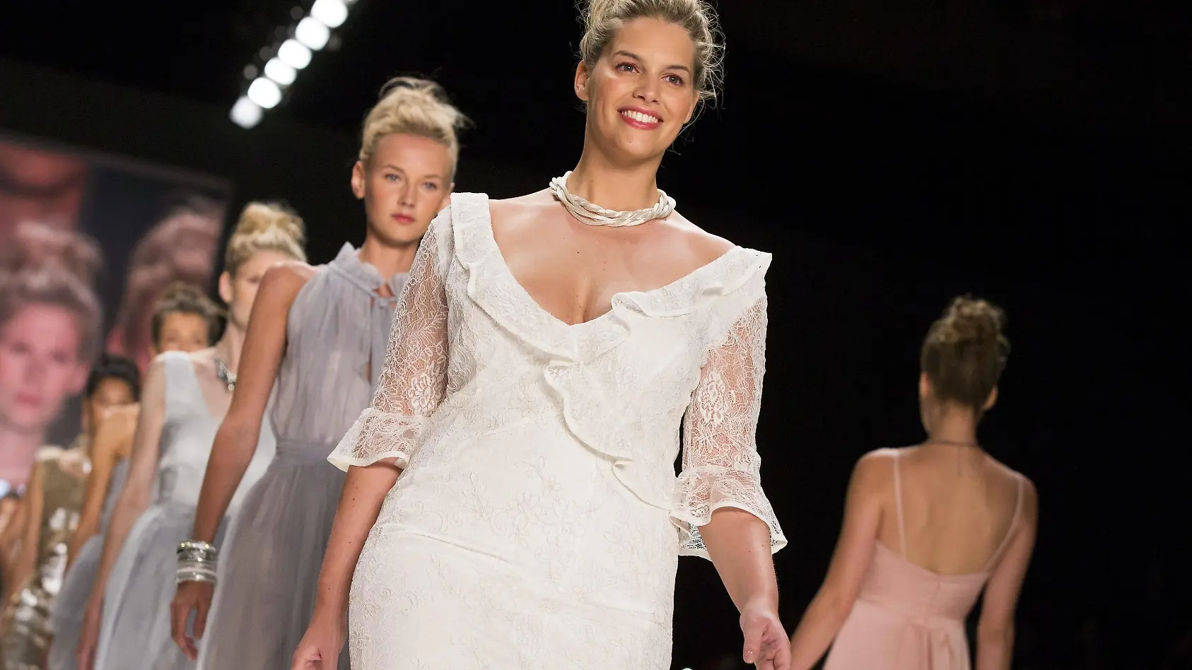 Show-Star auf der 'Berlin Fashion Week': Angelina Kirsch startet als ...