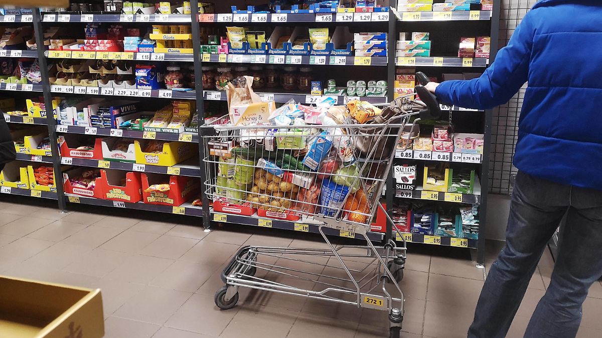 Steigende Lebensmittelpreise auch beim Discounter: Was kosten Milch, Butter & Fischstäbchen jetzt?