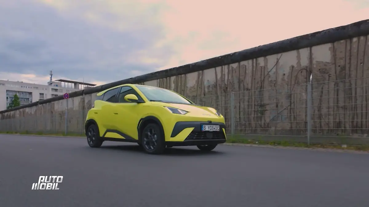 Bei Kieselbronn: E-Auto geht in Flammen auf – Beifahrer (24) stirbt bei Horror-Unfall