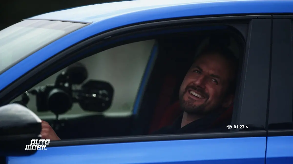 Bei Kieselbronn: E-Auto geht in Flammen auf – Beifahrer (24) stirbt bei Horror-Unfall