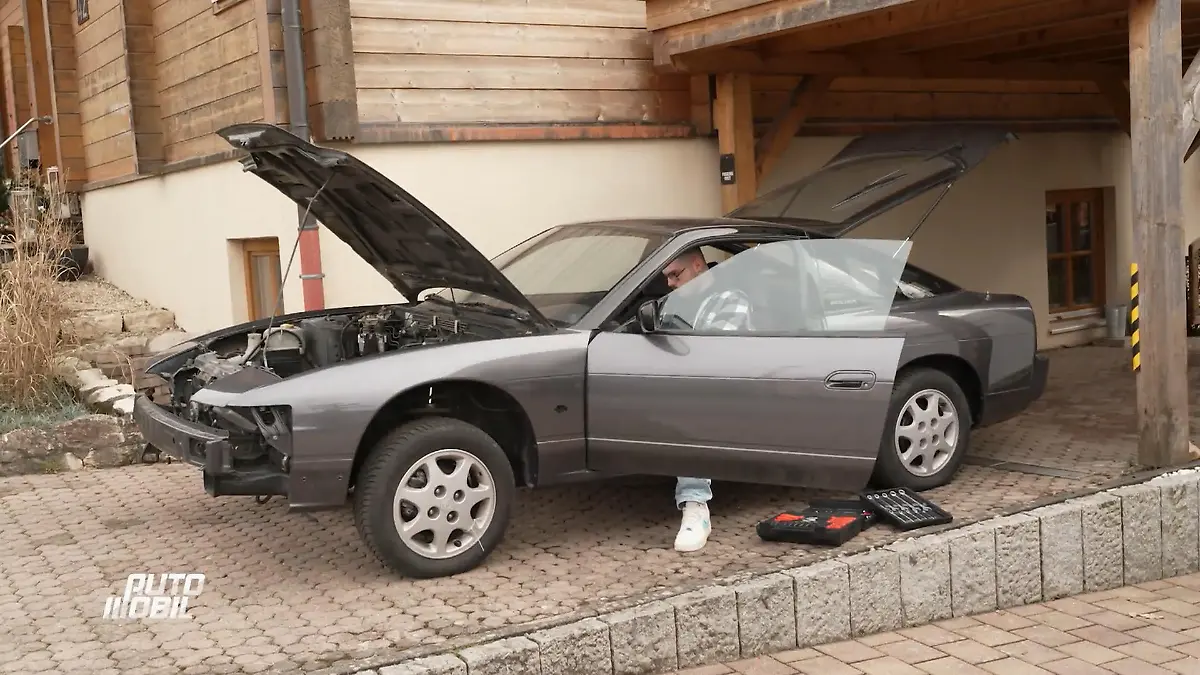 Bei Kieselbronn: E-Auto geht in Flammen auf – Beifahrer (24) stirbt bei Horror-Unfall