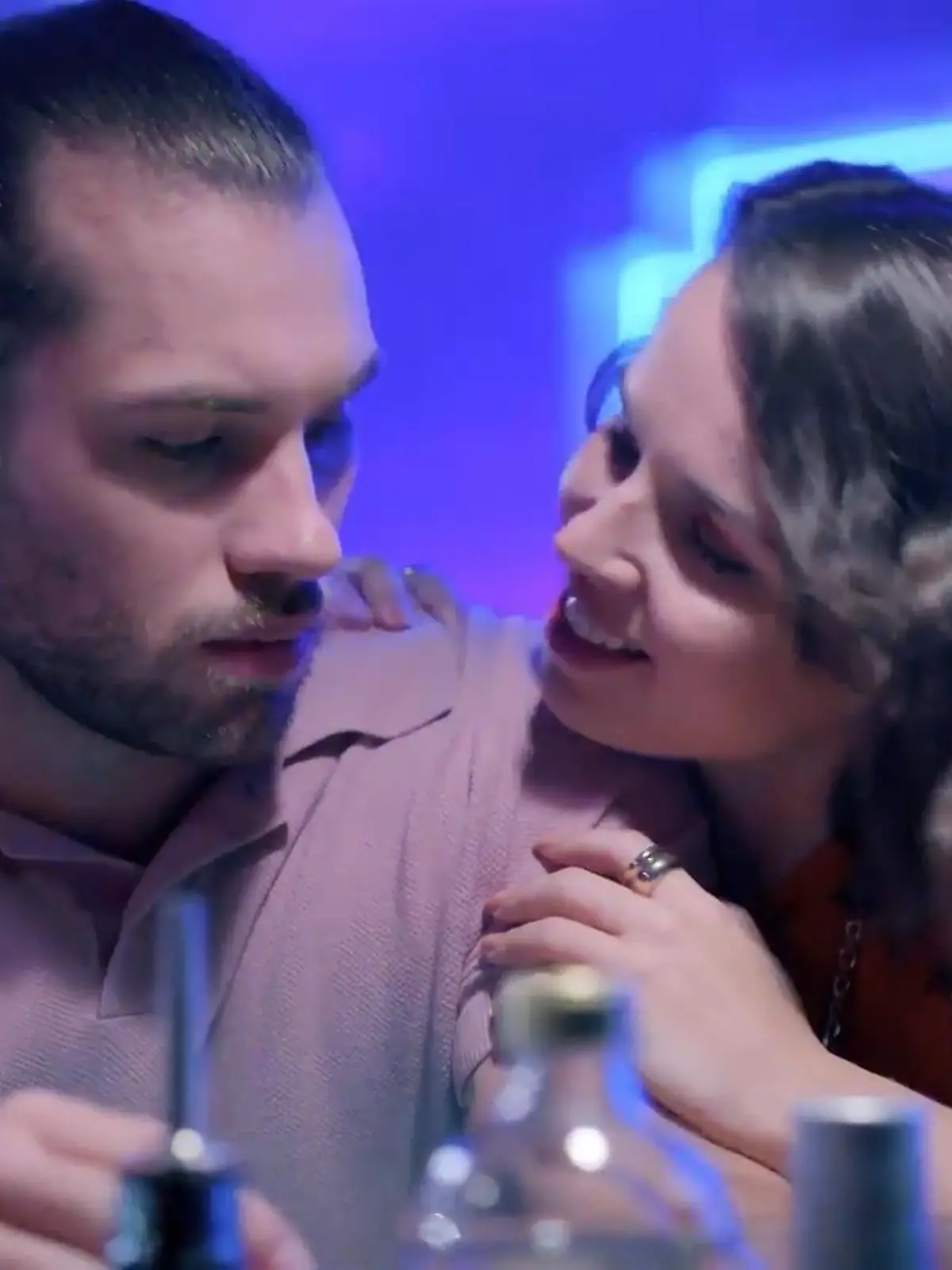 AWZ-Folge vom 31.07.25 auf RTL+: Charlie teilt Deniz ihre Sorge wegen ...