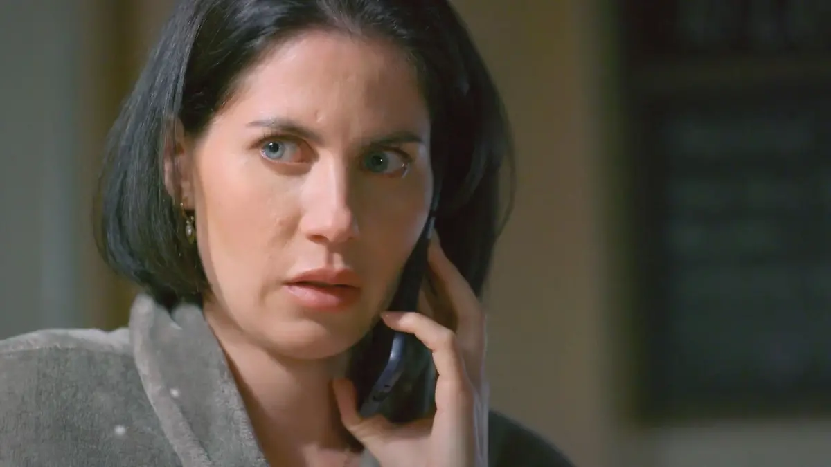 „Unter uns”-Vorschau am 06.08.25 im TV: Sina wird von Rolf angerufen