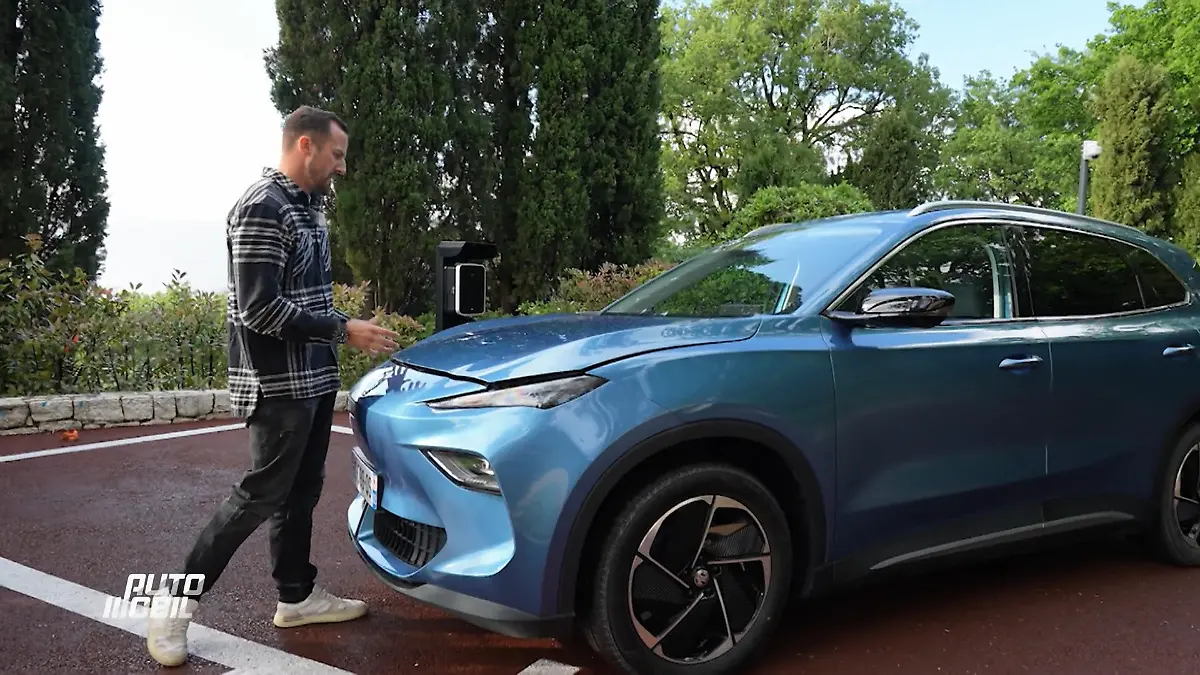 Bei Kieselbronn: E-Auto geht in Flammen auf – Beifahrer (24) stirbt bei Horror-Unfall