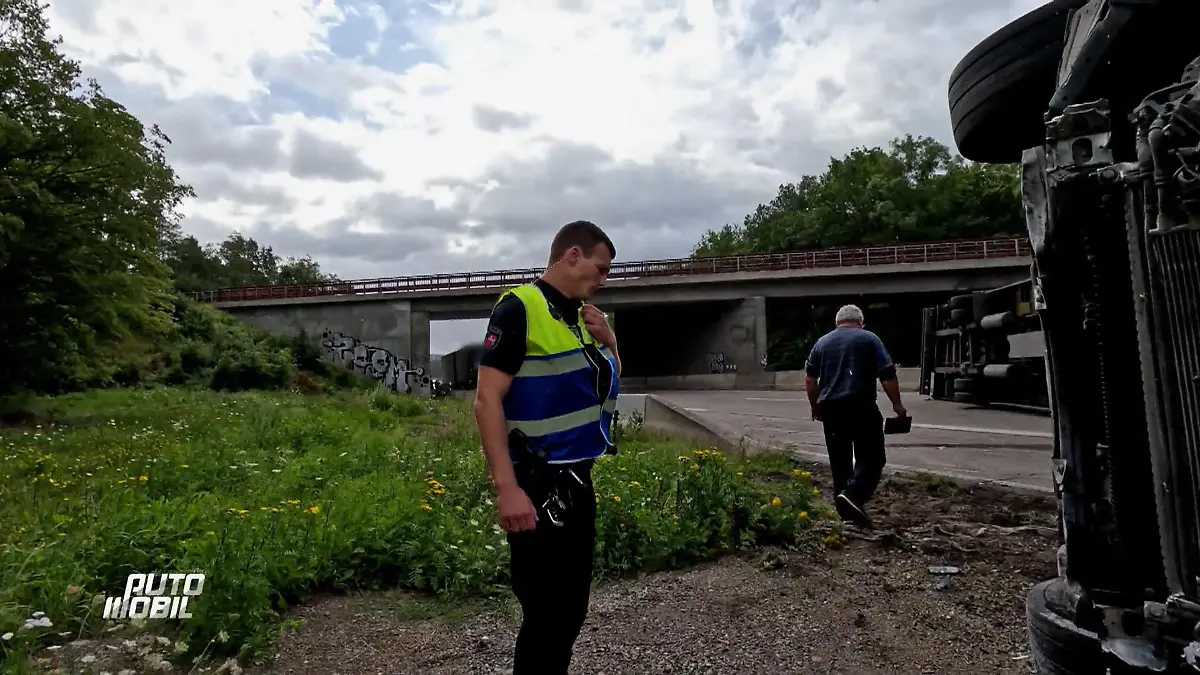 Bei Kieselbronn: E-Auto geht in Flammen auf – Beifahrer (24) stirbt bei Horror-Unfall