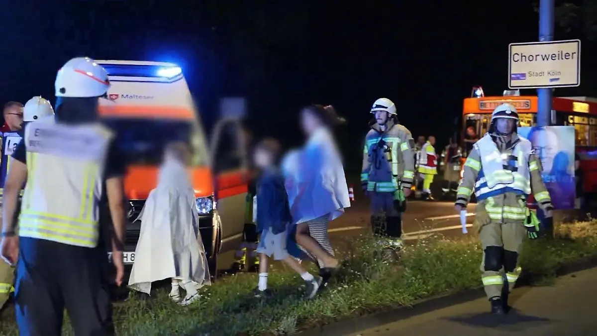 Jet rutscht von Landebahn und kracht in parkende Maschine