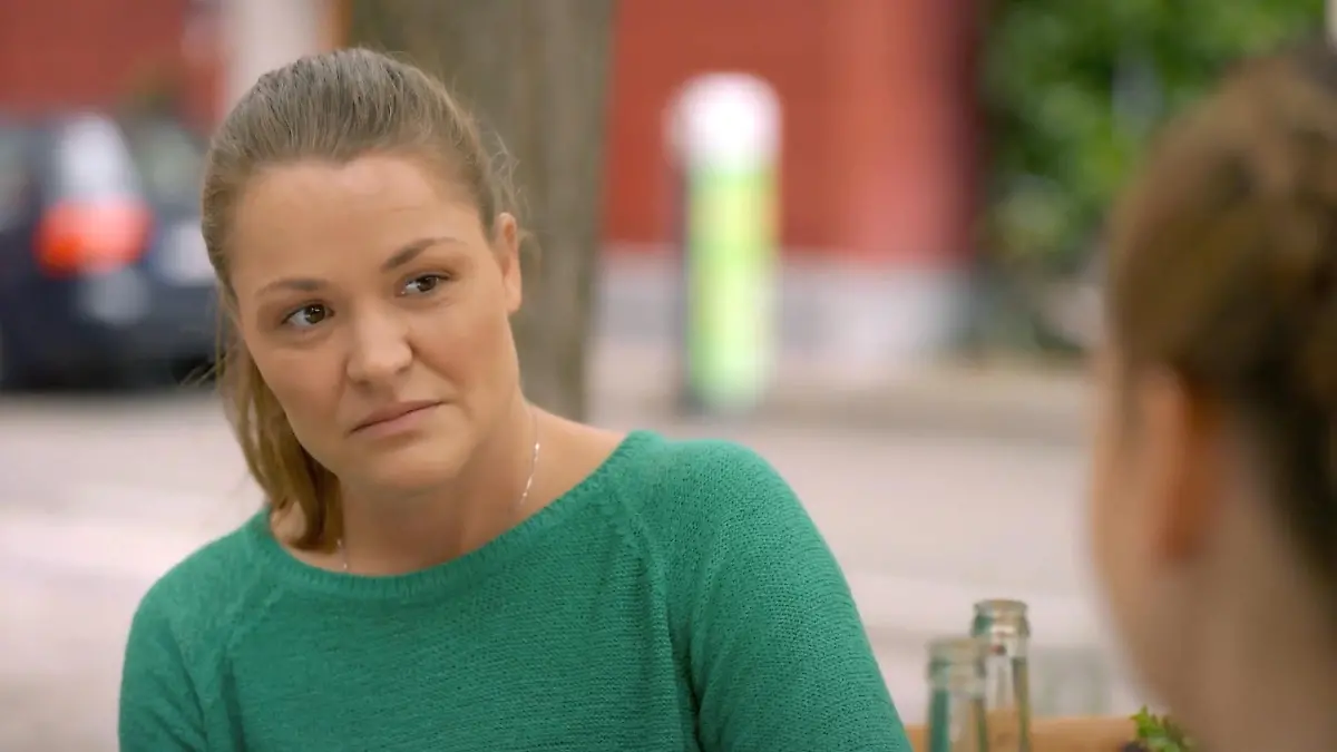 „Unter uns”-Vorschau am 27.08.25 im TV: Wie denkt Nadine über den Job auf einem Kreuzfahrtschiff?