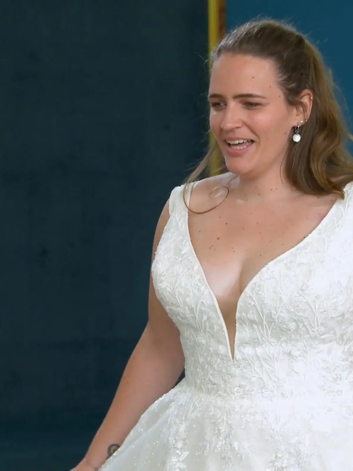 Eisprinzessin Alisa: Elaine haut die Braut mit ihrem ersten Kleid komplett um