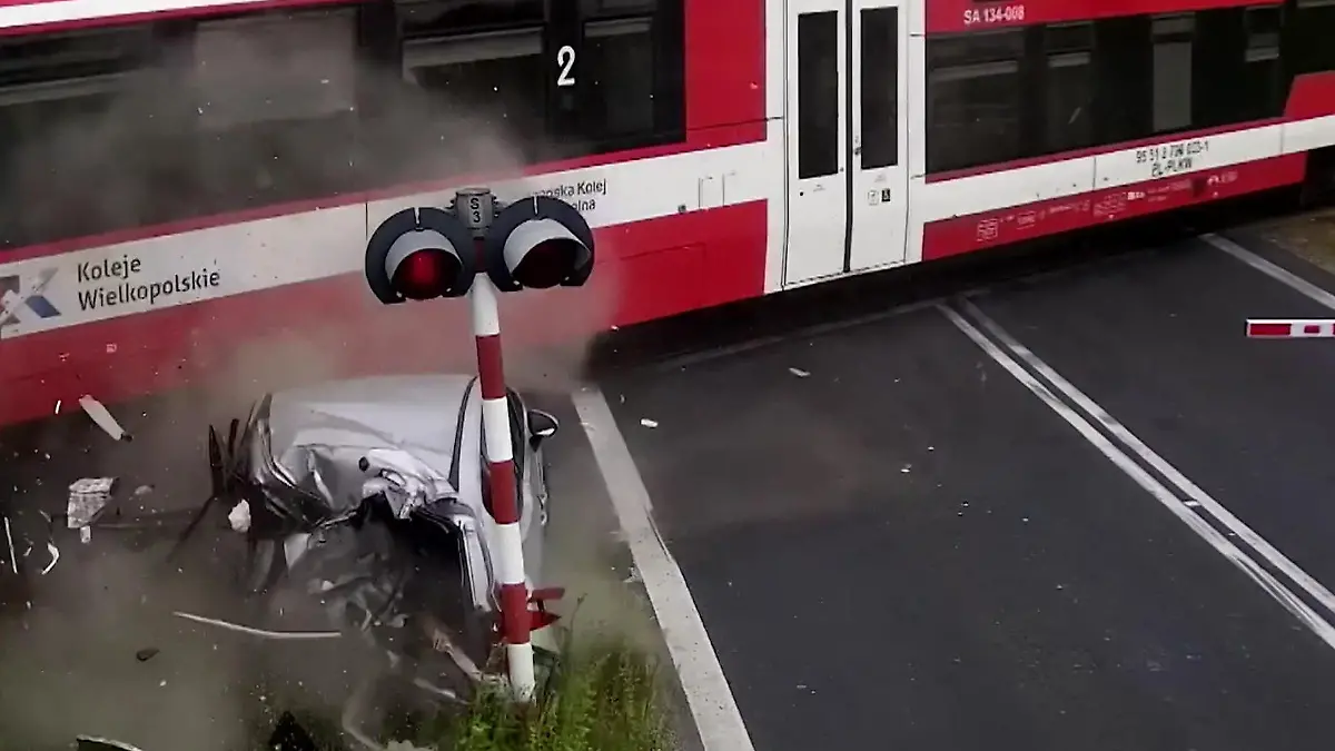 Schwerer Unfall am Bahnübergang: Autofahrer bleibt auf Gleisen stehen – dann wird er vom Zug ...