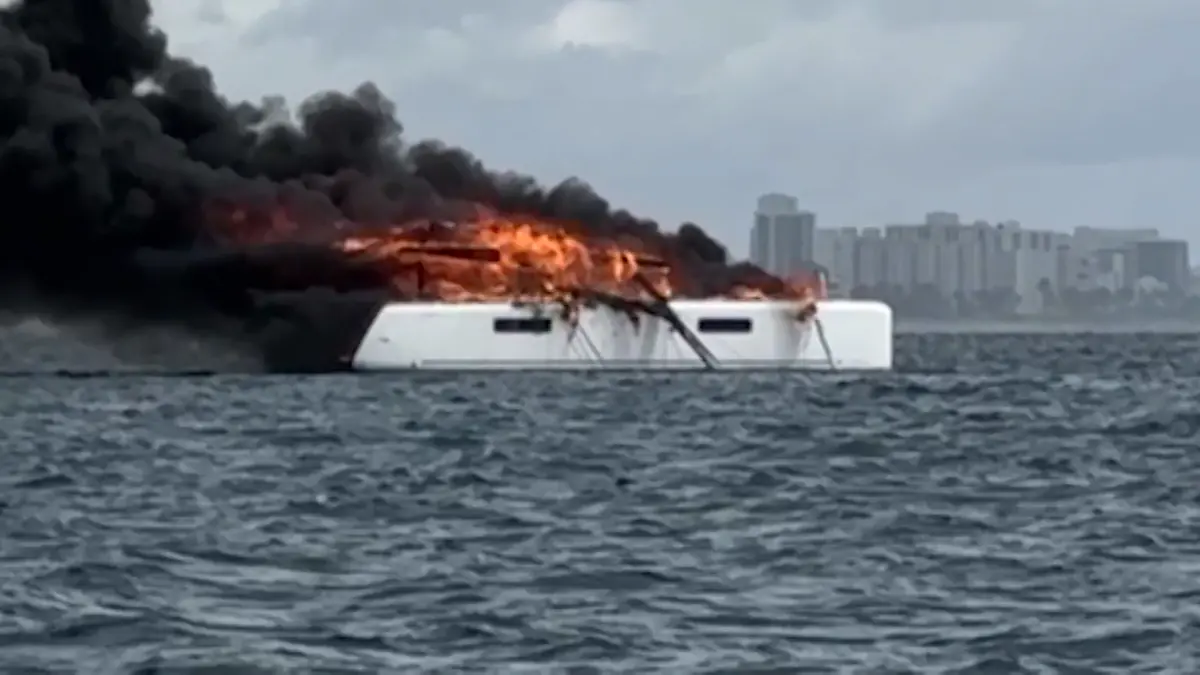 Florida (USA): Feuer auf Katamaran! Fischer rettet drei Menschen aus ...