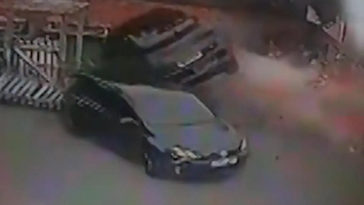 Auto rast in Bar! Witz rettet Leben der Besitzer