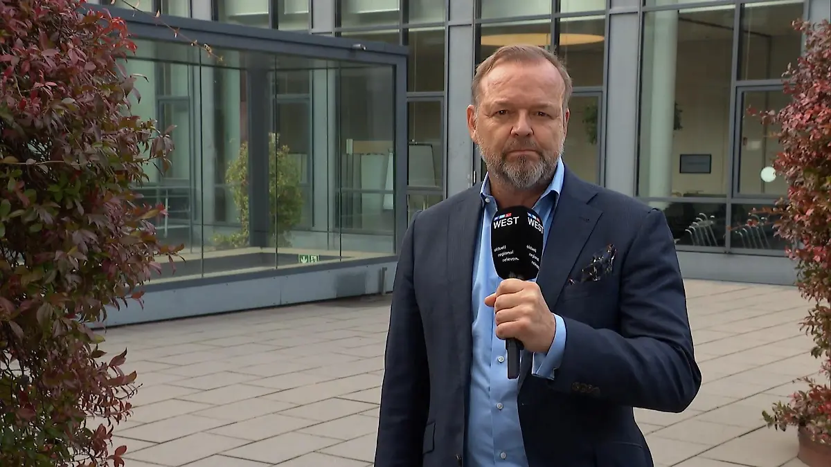 RTL WEST Chef Jörg Zajonc zum Hissen der Deutschlandfahne