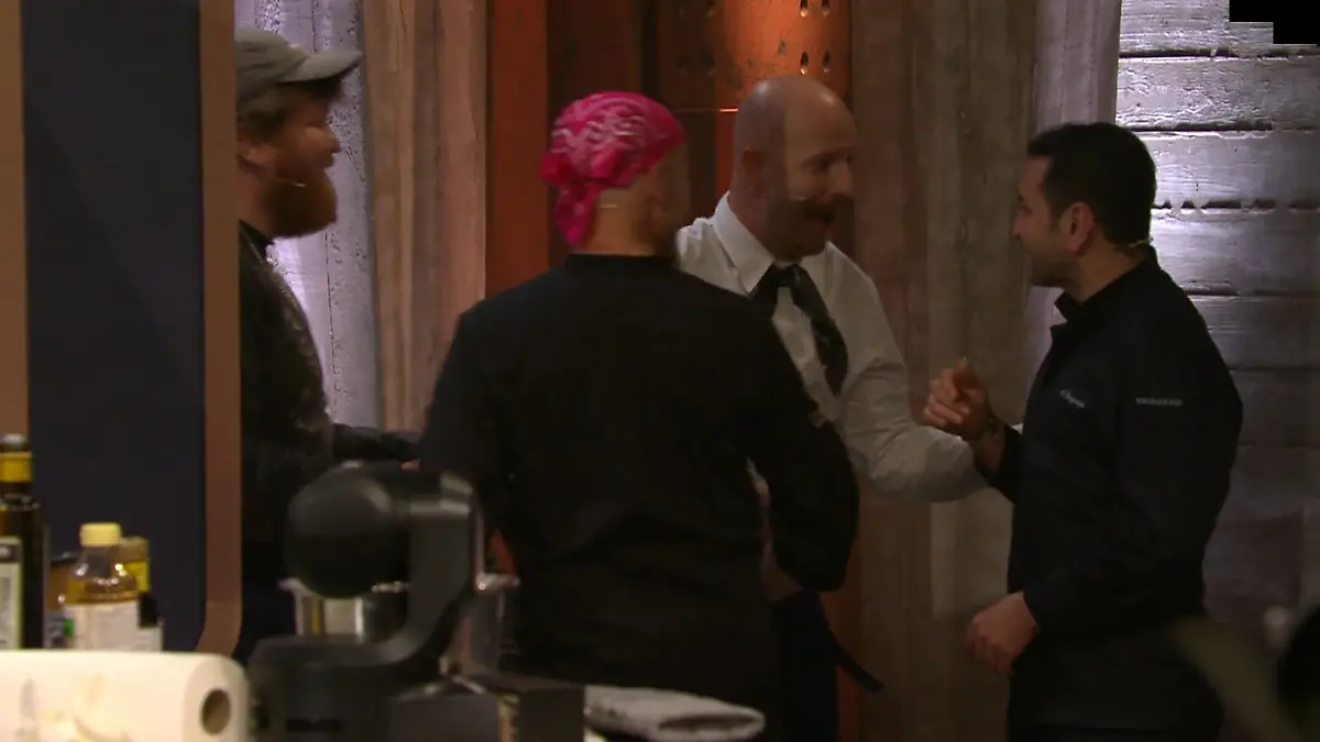 Und die Teamchefs schuften: Handgreiflichkeiten?! Nee, Feierabendbier