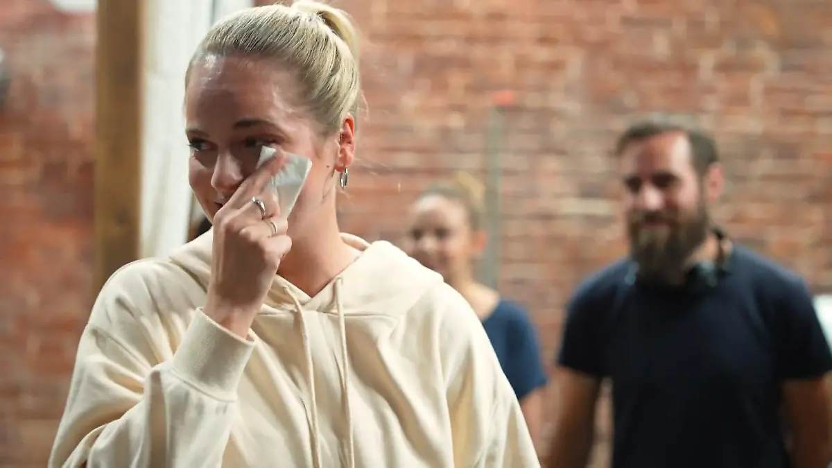 „Unter uns“-Star Carina Koller verabschiedet sich aus der Schillerallee ...