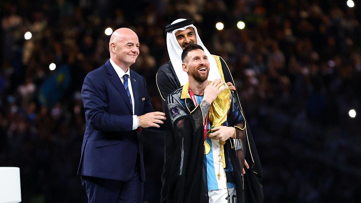 WM in Katar: FIFA und der Emir kapern Messi als schmierige ...