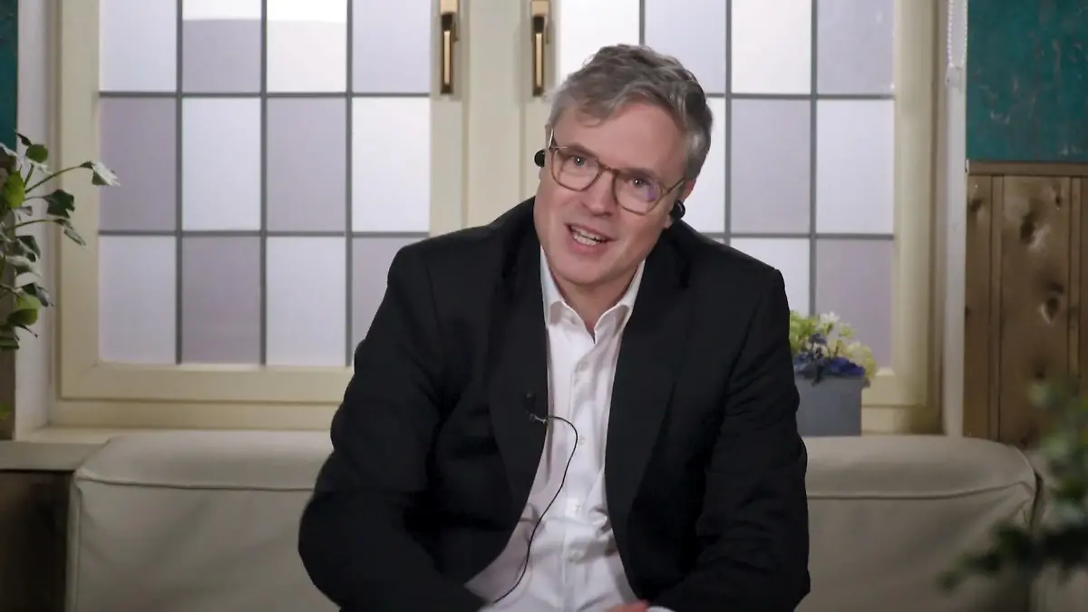 Daniel Aichinger schaut sich alte AWZ-Szenen an: "Mal sehen, was ich ...