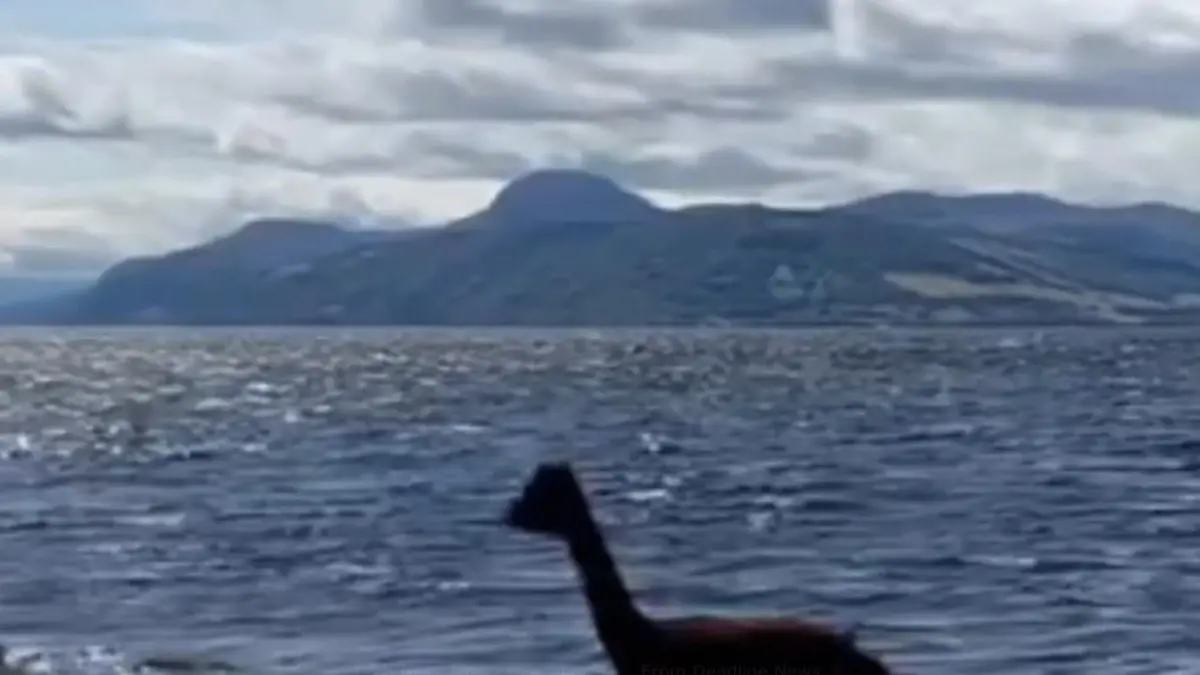 Ist es das Ungeheuer von Loch Ness? Kapitän macht mysteriöse Aufnahme in Schottland!