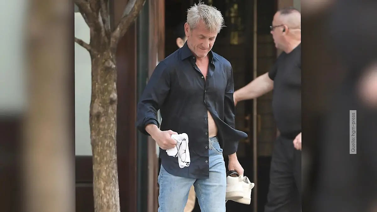 Ohne Schuhe unterwegs: Was macht Sean Penn denn barfuß auf der Straße?