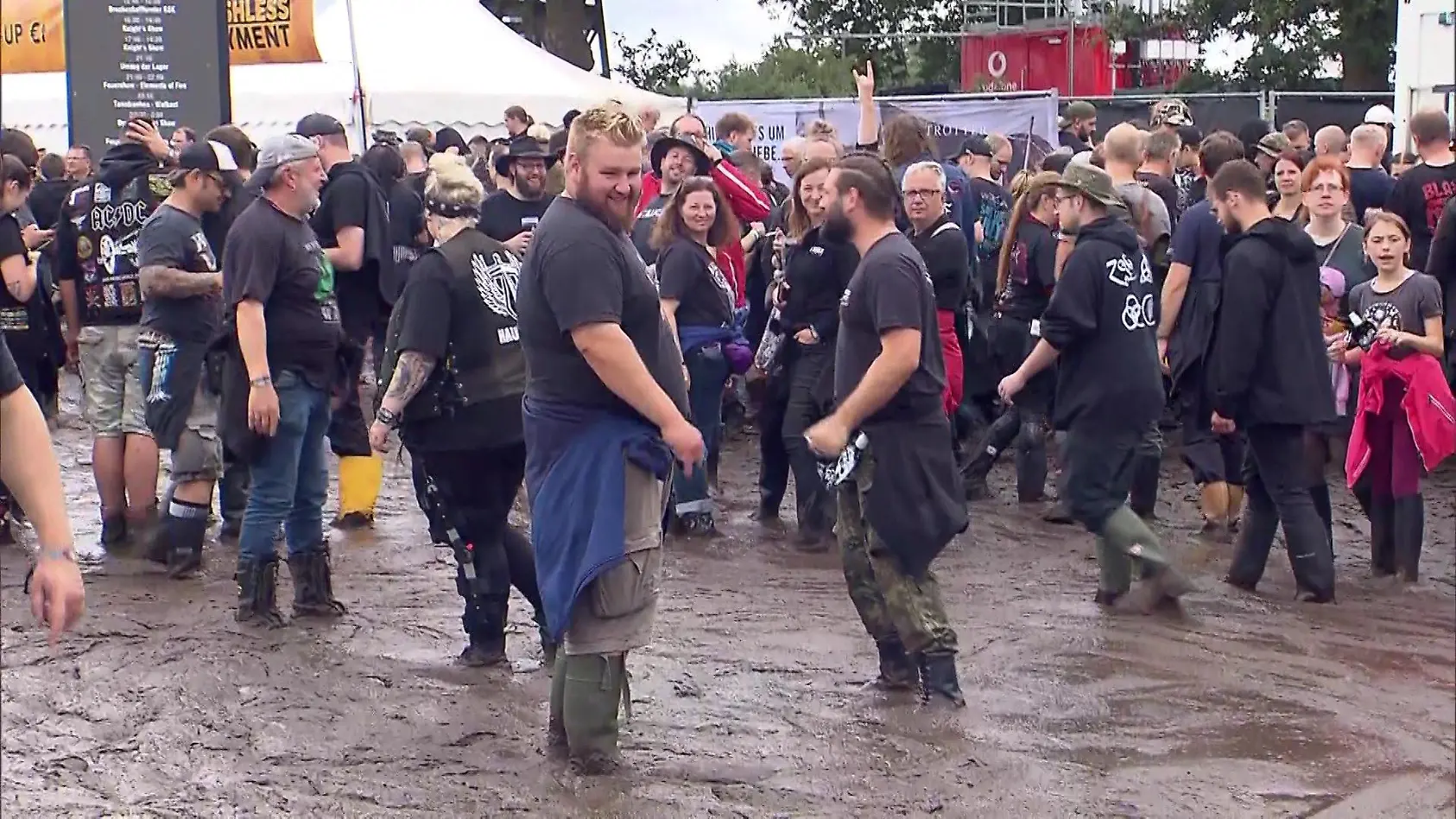 Wacken-Besucher zeigen wie: So geht es durch den Matsch!