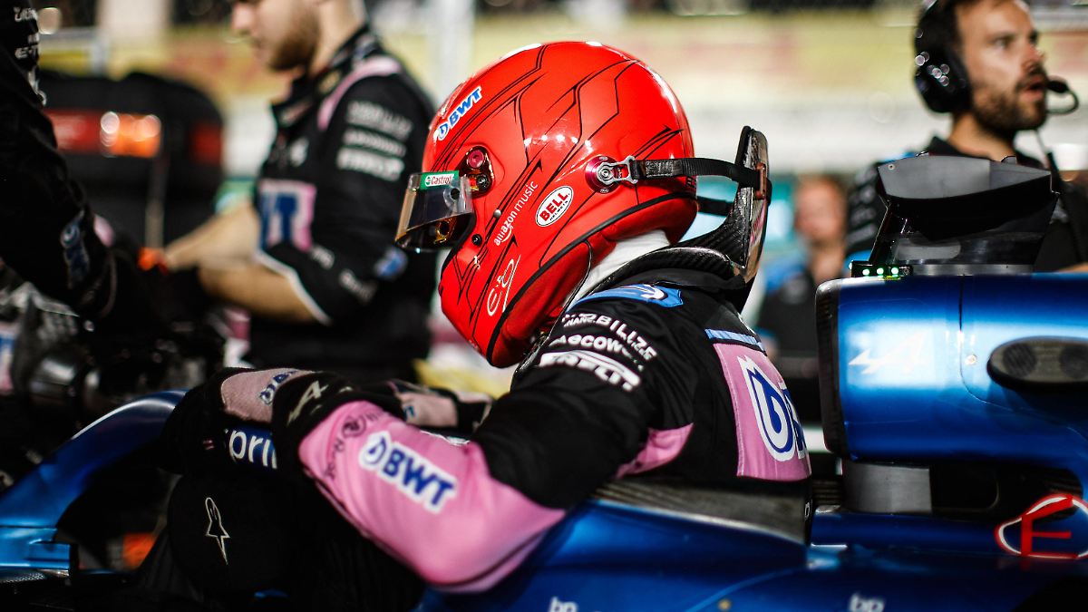 Formel-1-Fahrer Esteban Ocon kotzt während des Rennens in seinen Helm