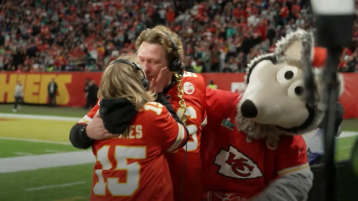 Live-Antrag im NFL-Stadion: Darum hat Marcel zuerst den Wolf umarmt