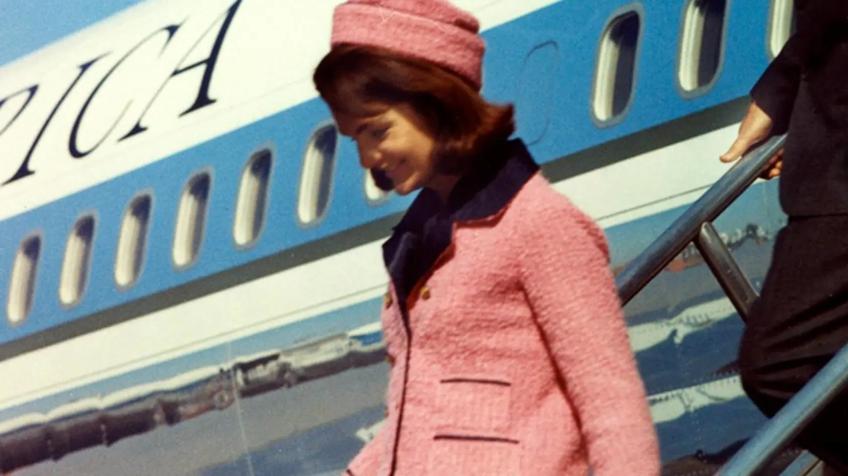 Wie Jackie Kennedys blutverschmiertes Chanel-Kostüm traurige Geschichte ...