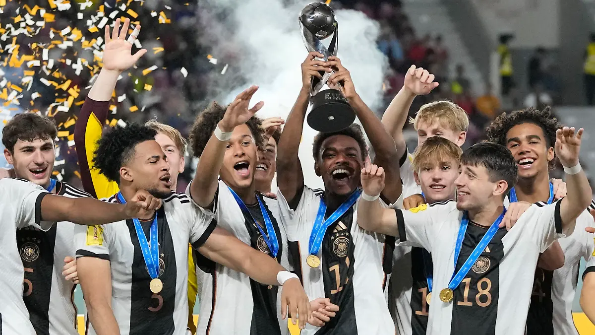 Heldensieg im Elfmeterschießen! Deutschlands U17-Helden krönen sich ...