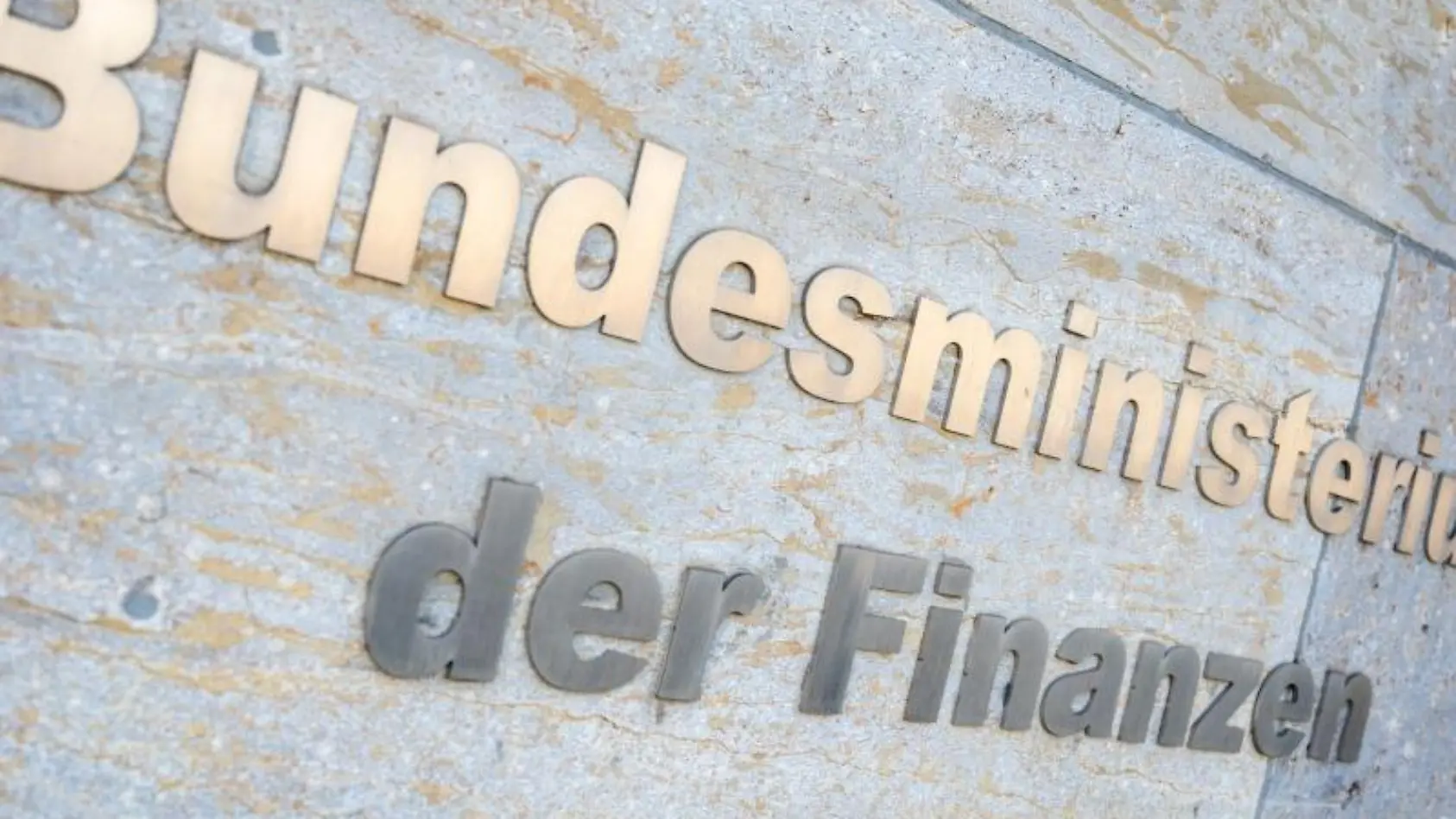 Nach Superreichen-Doku: Fliegt die Top-Beamtin jetzt wegen Steuertipps ...