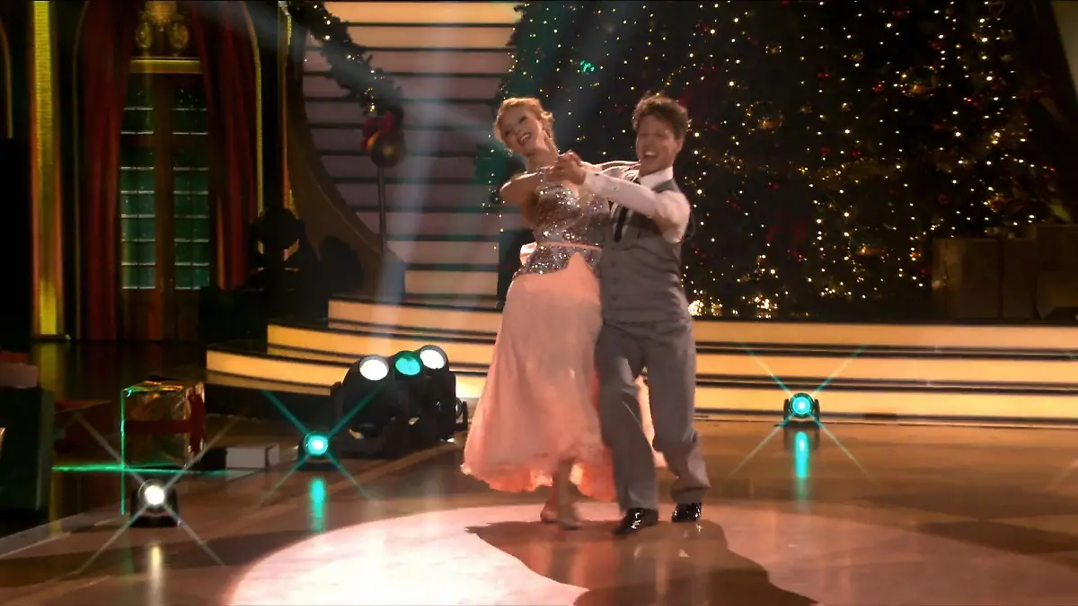 Heißer Showauftakt bei "Let's Dance": Victoria Swarovski zeigt, weshalb ...