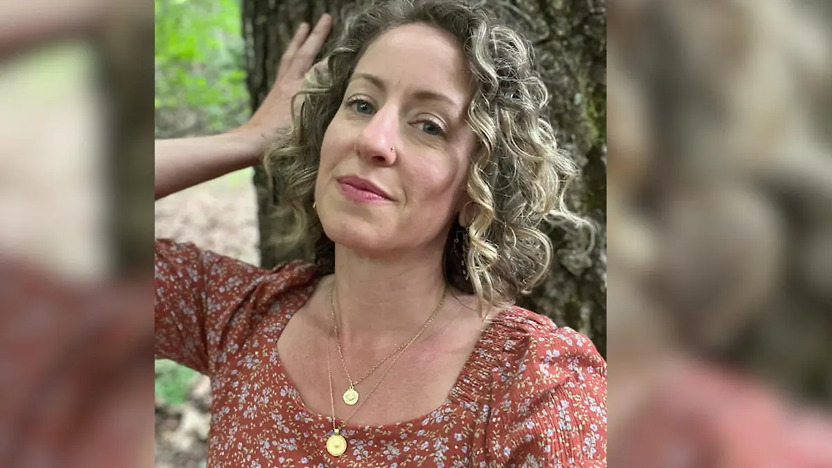 Ihre Gefühle sind tief verwurzelt!: Frau hat Beziehung mit einer Eiche