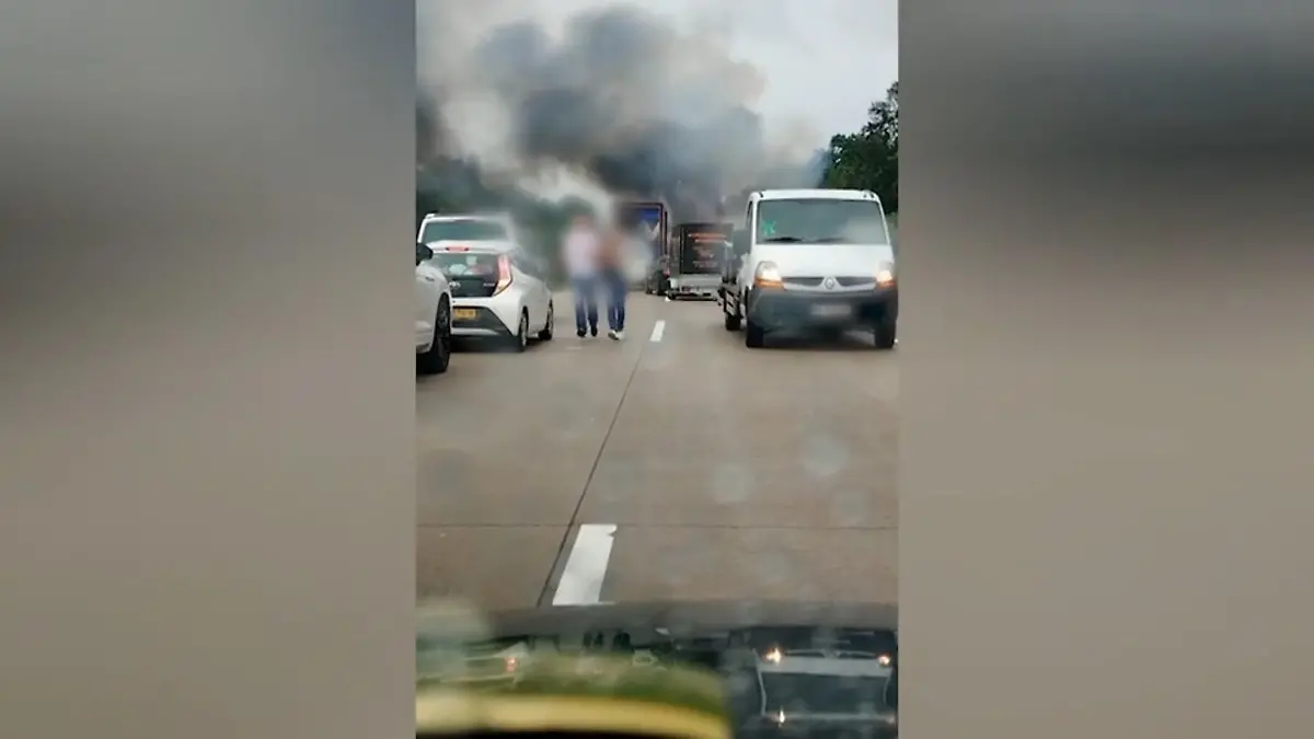 Unfall-Inferno auf der A38: Lkw kracht in Stauende - Gasflaschen explodieren